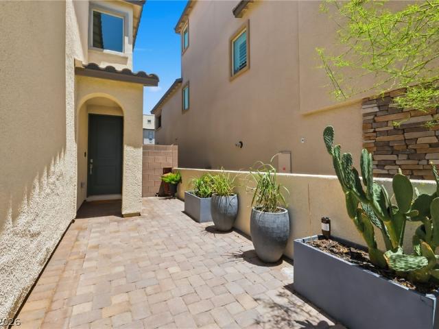 11824 Pelican Butte Avenue
