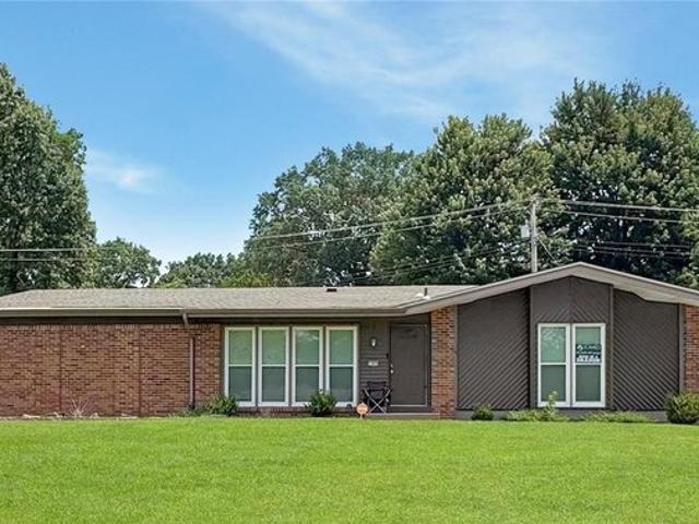11826 Hidden Lake Dr, Saint Louis, MO 63138