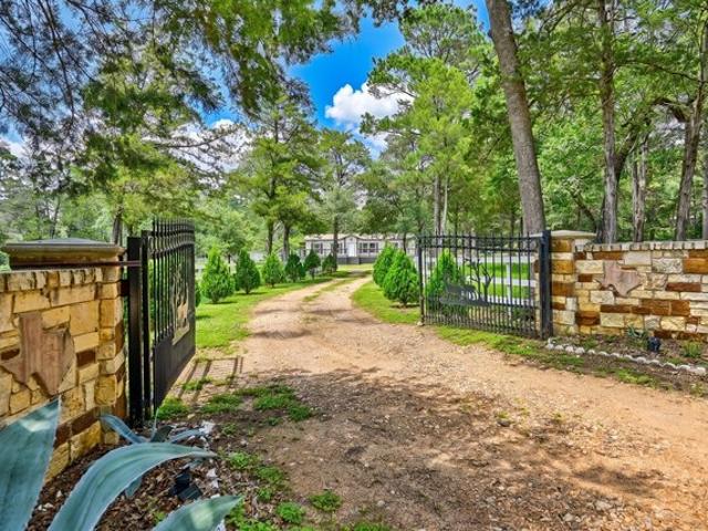 1182 Oak Crest Dr, New Ulm, TX 78950