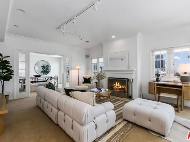 11838 Dorothy St #302, Los Angeles, CA 90049