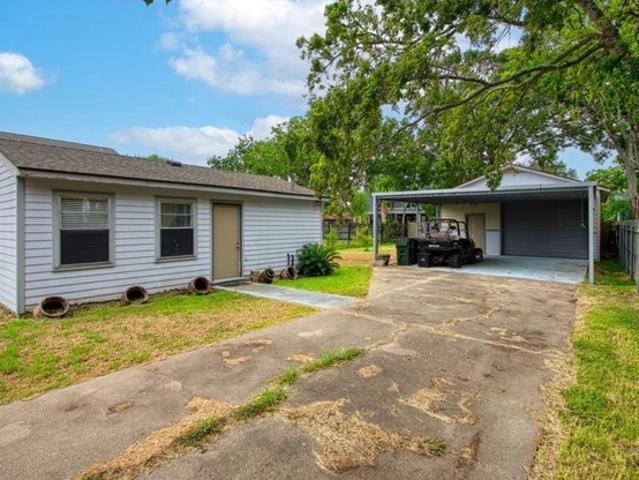 118 4th St, Dickinson, TX 77539