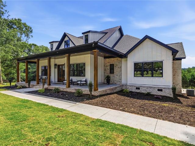 118 Crown Oak Court