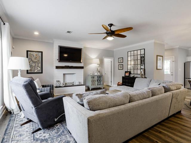 118 Armand Oaks