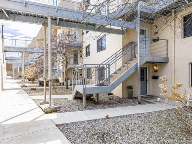 118 Bay Village Dr, Rochester, NY 14609