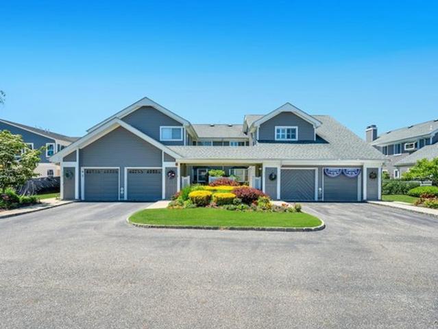 118 E Midland Pond Ct, Moriches, NY 11955