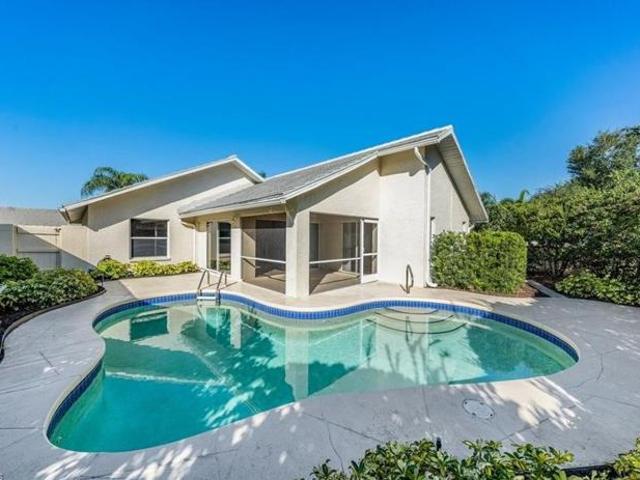 118 Fountain Cir, Naples, FL 34119