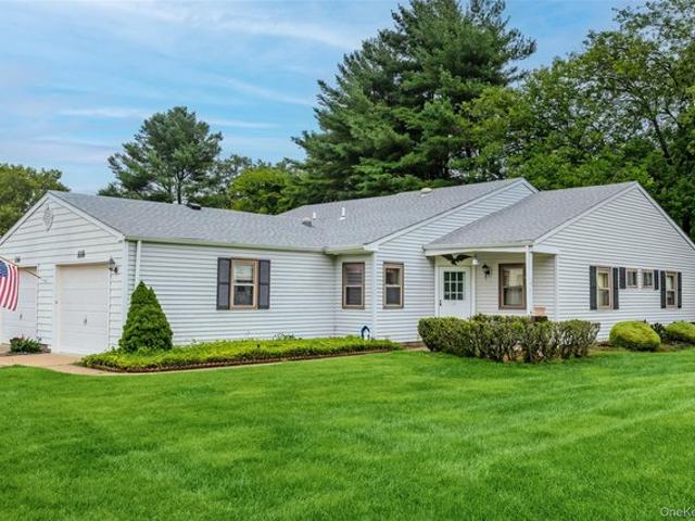 118 Knolls Dr, Stony Brook, NY 11790