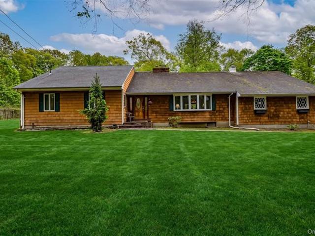 118 Harbor Rd, Saint James, NY 11780