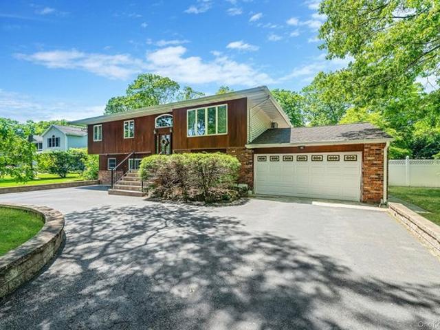118 Ledgewood Dr, Smithtown, NY 11787