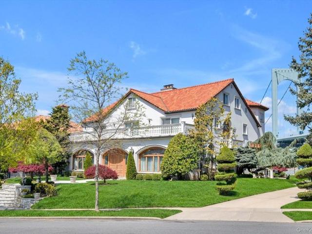 118 Malba Dr, Malba, NY 11357