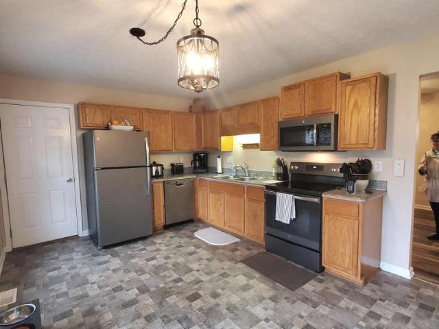 118 Strada Drive W