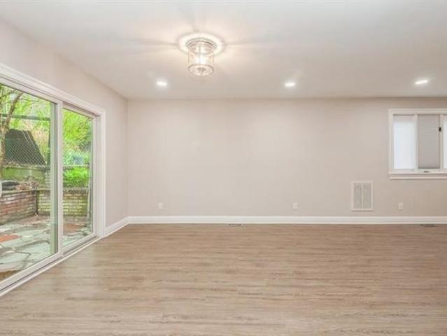 118 Parkview Ave # 1