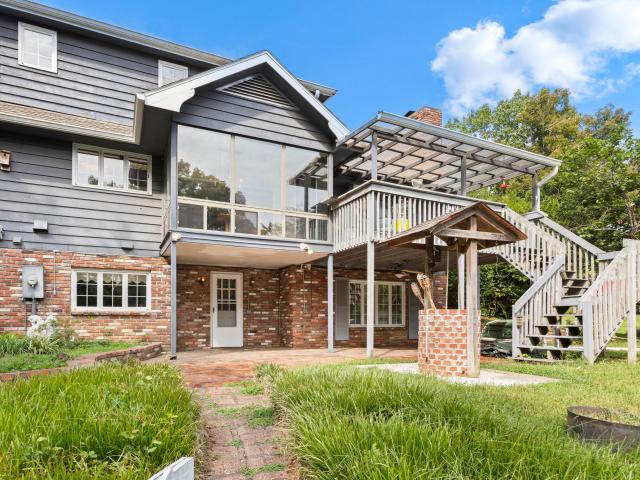 118 Woodleigh Drive S