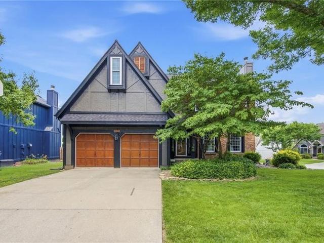 11941 S Cottonwood Dr, Olathe, KS 66062