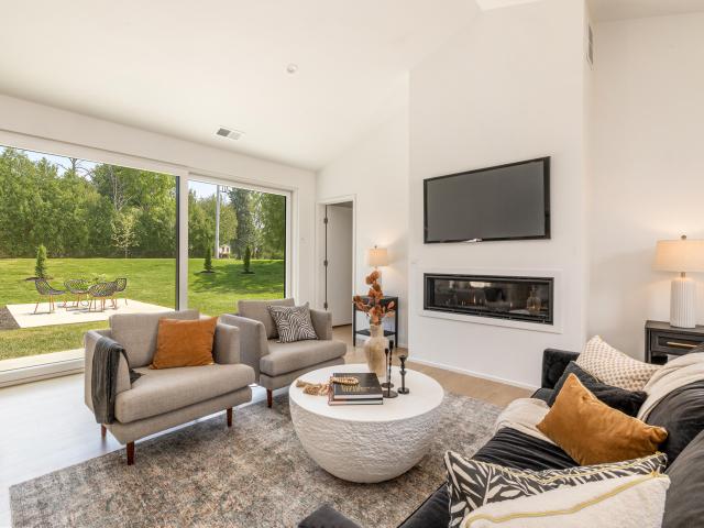 1194 Harmony Ln