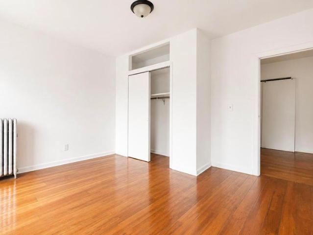#1195 Huge 4 bed/2 bath apartment in Hamilton Heig