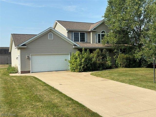 1196 Marigold St NW, Hartville, OH 44632