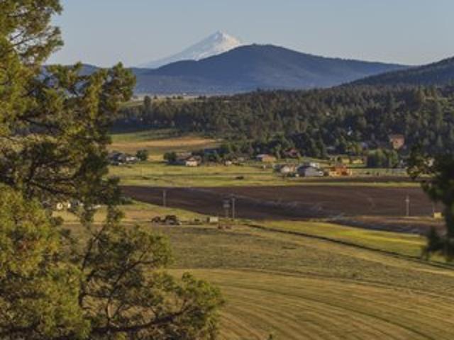 1198 Wheeping Birch Ct, Klamath Falls, OR 97601