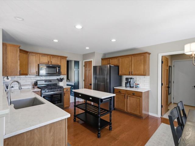 1192 Iris Ln
