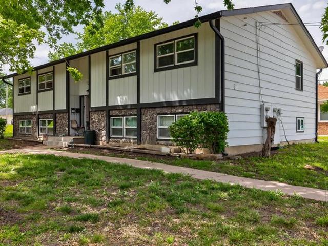 1192 SW Hillsdale St, Topeka, KS 66604