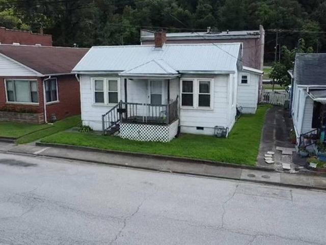 119 5th Ave, Montgomery, WV 25136