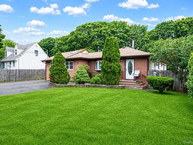 119 Chanel Dr E, Shirley, NY 11967