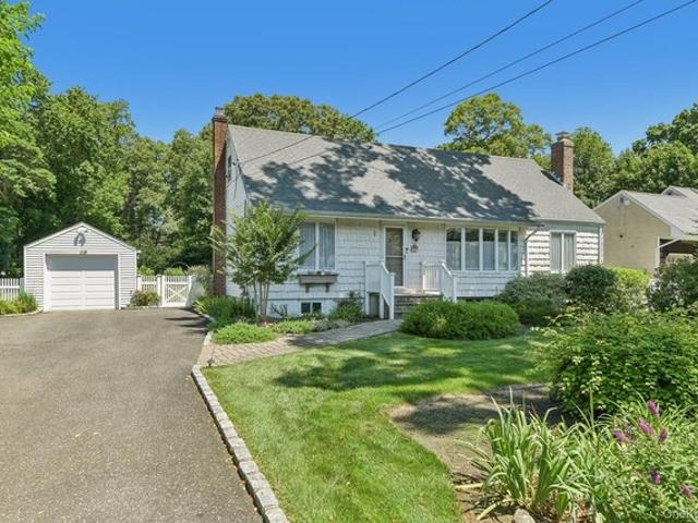 119 Brook Ln, Smithtown, NY 11787