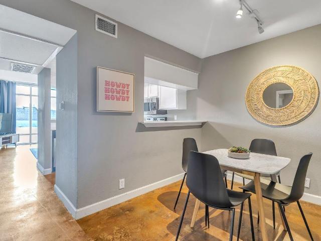 119 E 6th St # 703