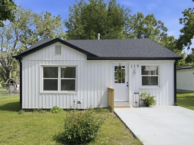 119 E Pearl St, Aurora, MO 65605