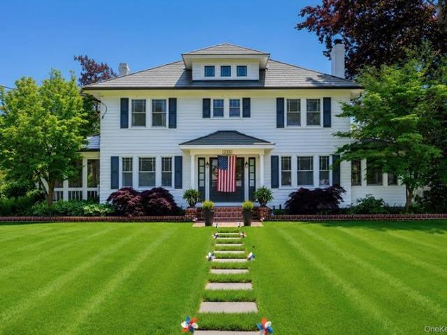 119 Hubbard Ave, Riverhead, NY 11901