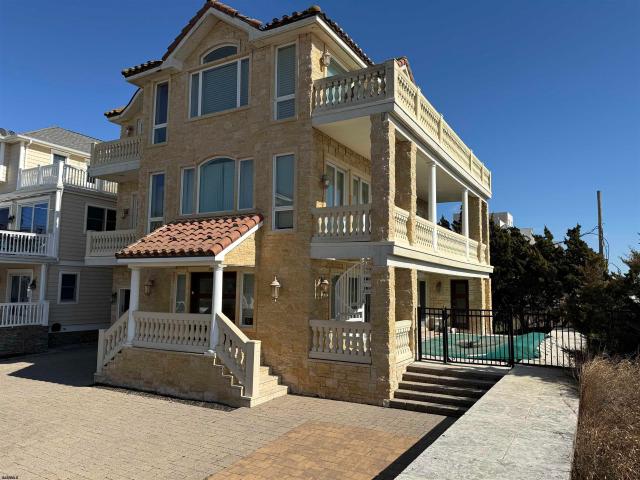 119 S Sacramento