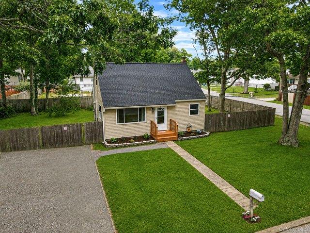119 Parkwood Dr, Shirley, NY 11967