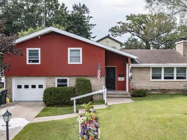 119 W Badger St, Waupaca, WI 54981