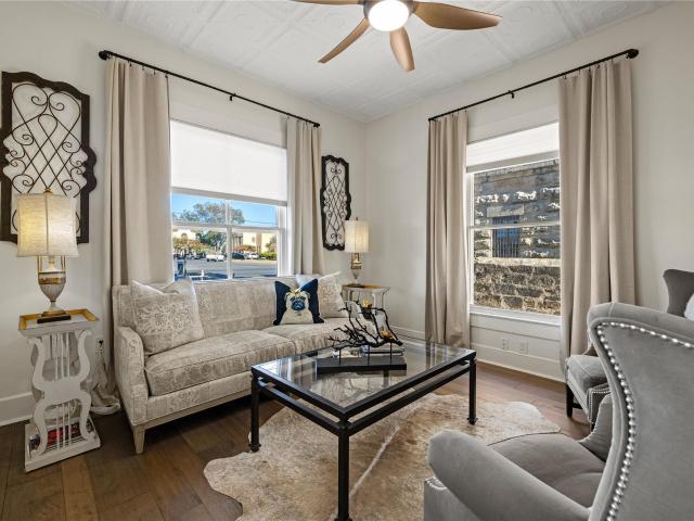119 W San Antonio St