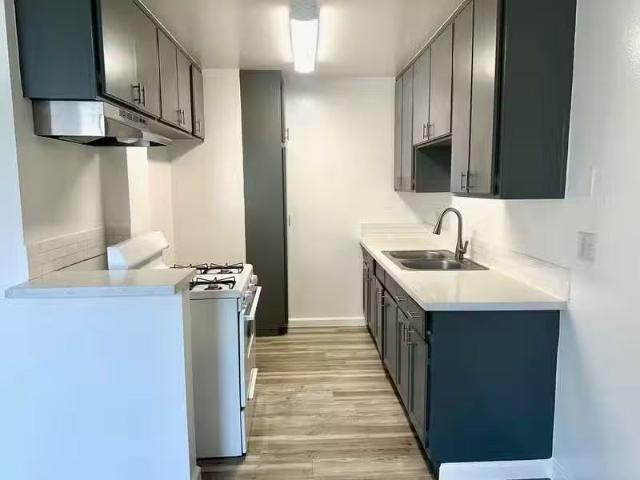 1+1.5 16565 Vanowen Street