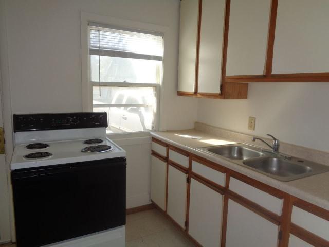 11 3 Bedroom Apartment for Rent at 1140 N 25th St, Lincoln, NE 68503 Clinton