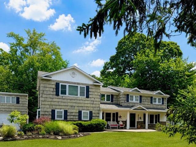 11 Tern Ct, East Islip, NY 11730