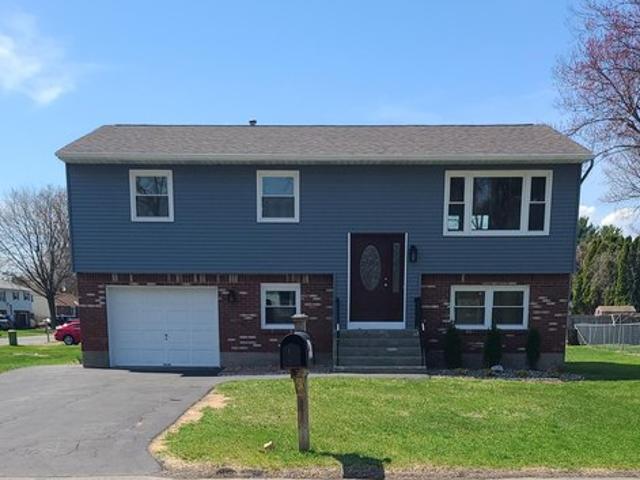 11 Village Park Dr, Colonie, NY 12205