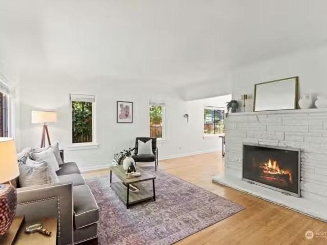 11 W SMITH ST, SEATTLE, WA 98119 Single Family Residence For S.
