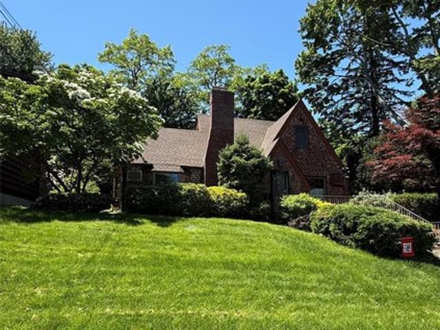 11 W Terrace Rd, Great Neck, NY 11021