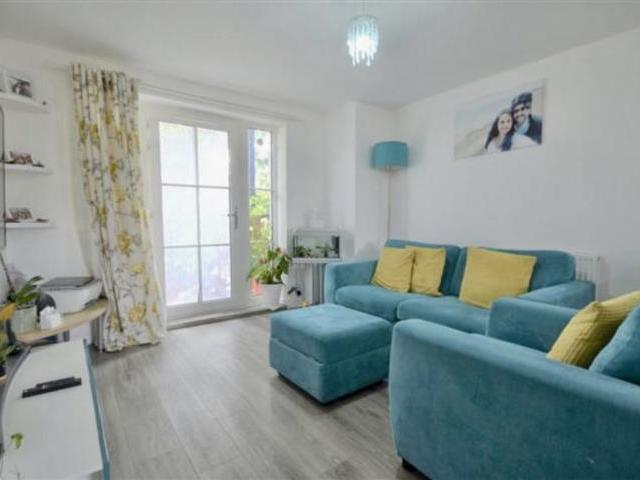 11 Webber Street, Horley 2 bed apartment to rent £1,600 pcm £369 pw