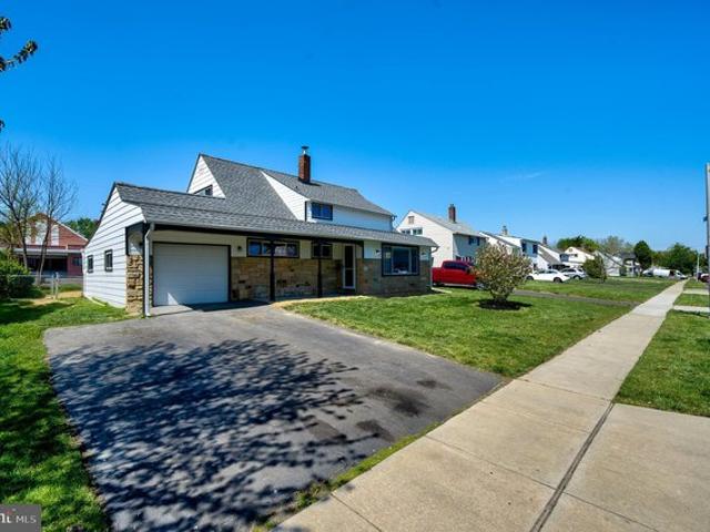 11 Whitewood Dr, Levittown, PA 19057