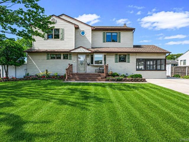 11 Windsor St, Islip, NY 11751