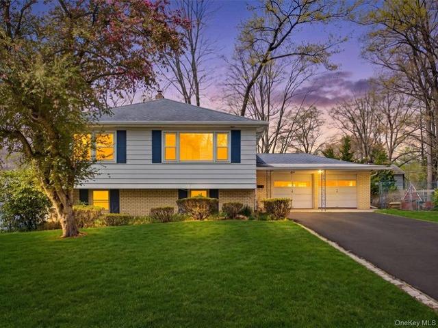 11 Willow Dr, Suffern, NY 10901