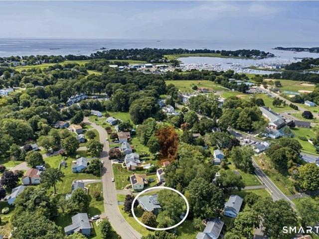 11 Woodside Dr, Branford, CT 06405