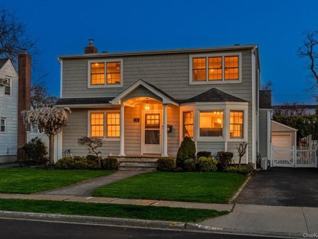 11 Airway Dr, Bellmore, NY 11710