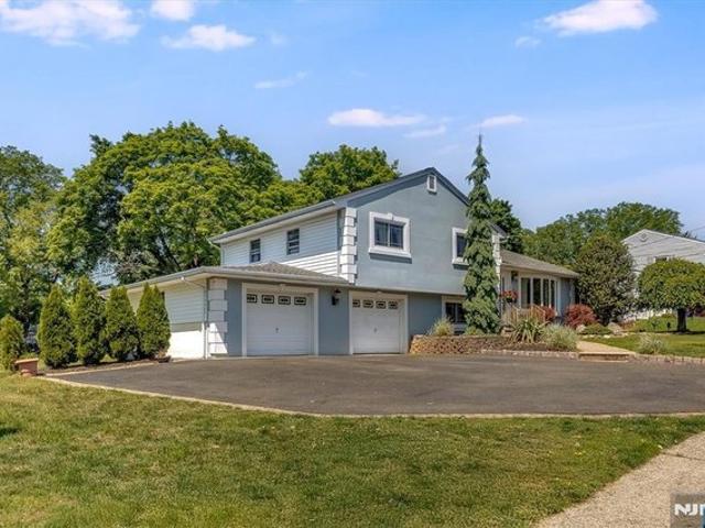 11 Allen Dr, Wayne, NJ 07470