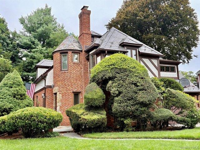 11 Andover Ln, Manhasset, NY 11030