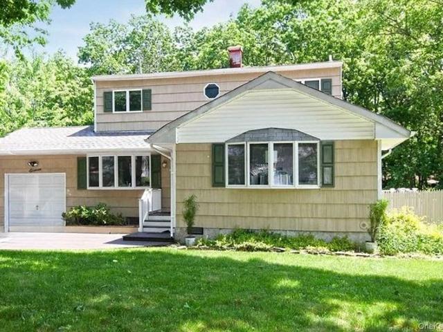11 Antler Ln, South Setauket, NY 11720
