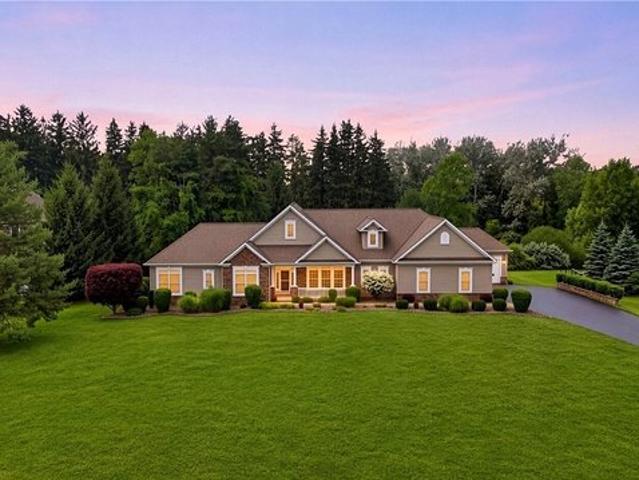 11 Ashland Oaks Cir, Spencerport, NY 14559